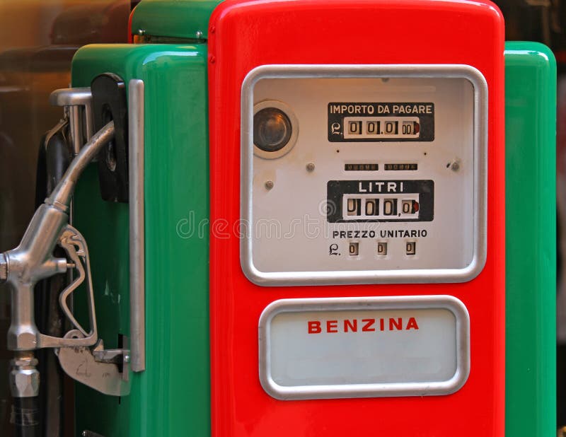 Oude Benzinepomp Aan Een Benzinestation Stock Foto - Image of giftig ...