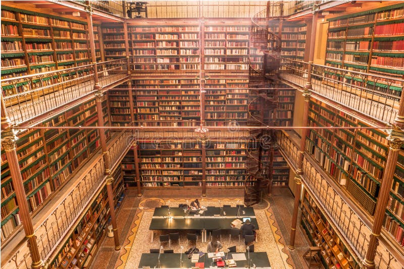 Oude bibliotheek redactionele afbeelding. Image of stad - 102890900