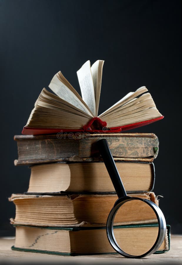 Oude Boeken Met Vergrootglas Stock Afbeelding - Image of gegevens ...