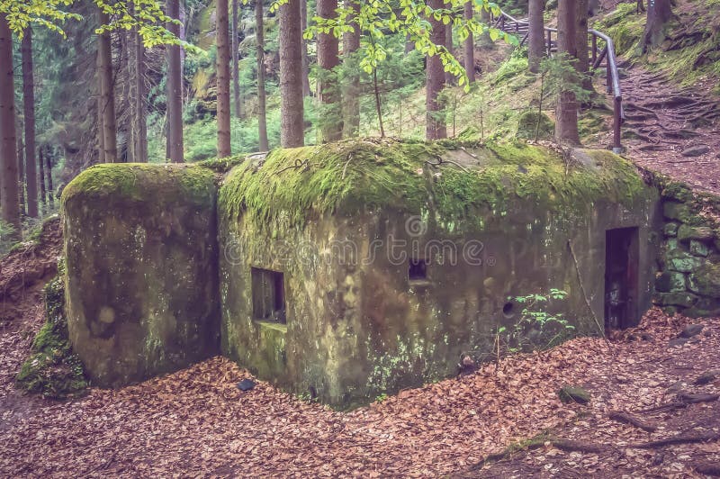 Militaire Bunker in Bos Van Wereldoorlog II Stock Afbeelding - Image of ...