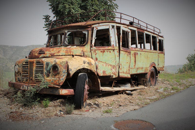 Oude bus redactionele foto. Image of jaren, voertuig - 69235051