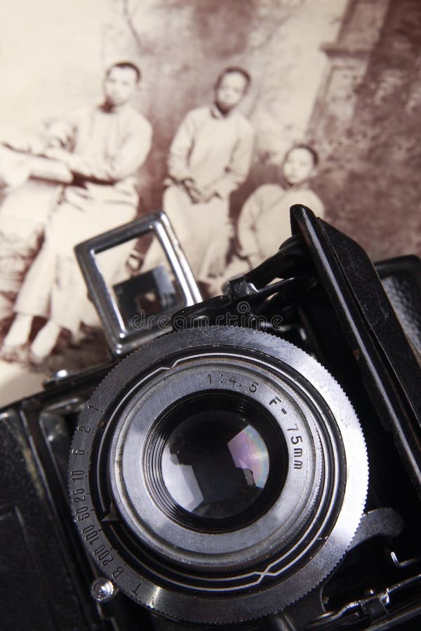 Oude camera en oude foto stock afbeelding. Image of nadruk - 10381083