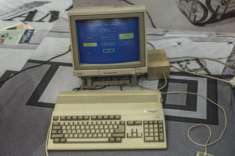 Oude Computer redactionele fotografie. Afbeelding bestaande uit ...