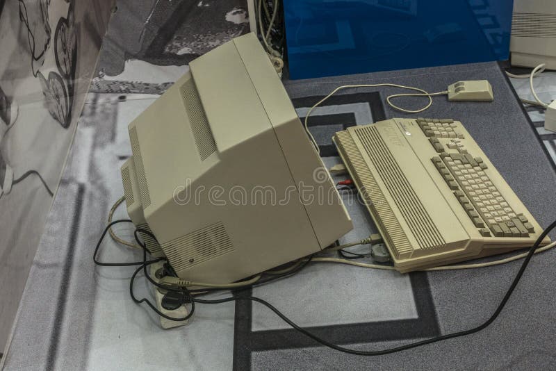 Oude Computer redactionele fotografie. Image of europa - 102721832