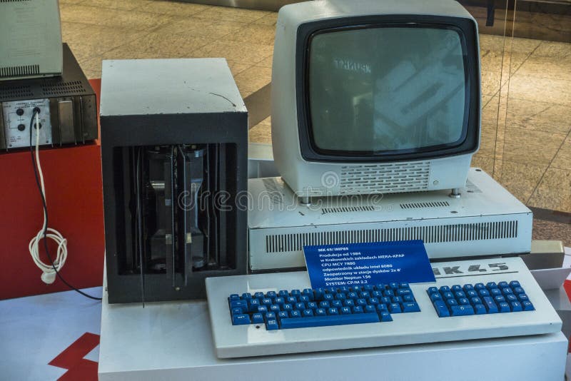 Oude Computer, Toetsenbord Cpu En Monitor Stock Afbeelding - Afbeelding ...