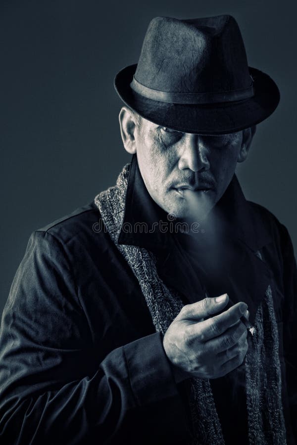 Oude Detective Die Een Sigaret Roken Stock Afbeelding - Image of mens ...