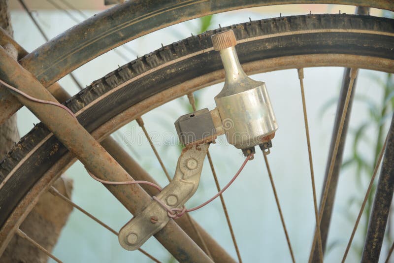 Oude dynamo van een fiets. stock afbeelding. Image of macht - 28282559