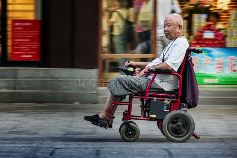 Oude elektrische rolstoel redactionele foto. Image of openlucht - 77843401