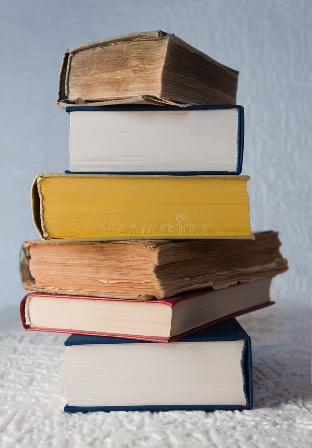 Oude en nieuwe boeken stock afbeelding. Image of pagina - 18594769