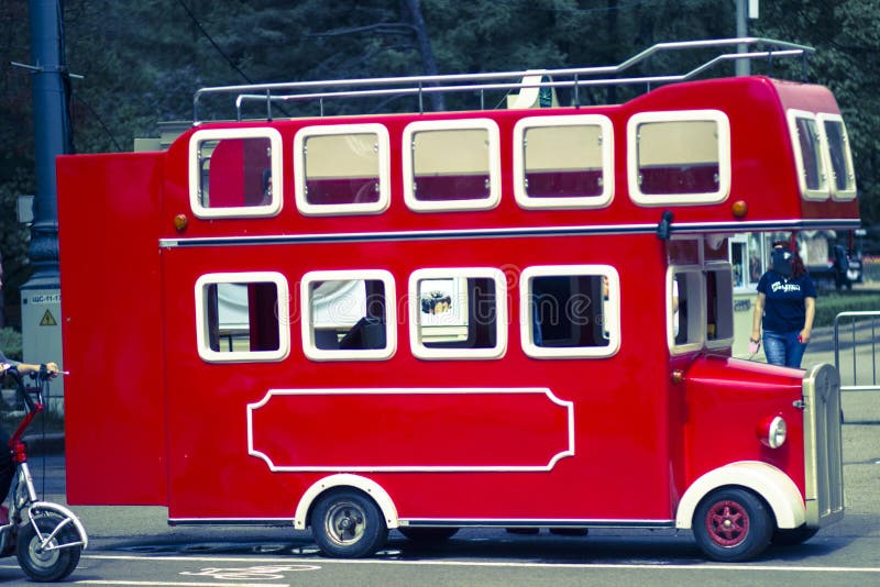 Oude Engelse Bus in Sokolniki-Park Stock Afbeelding - Image of park ...