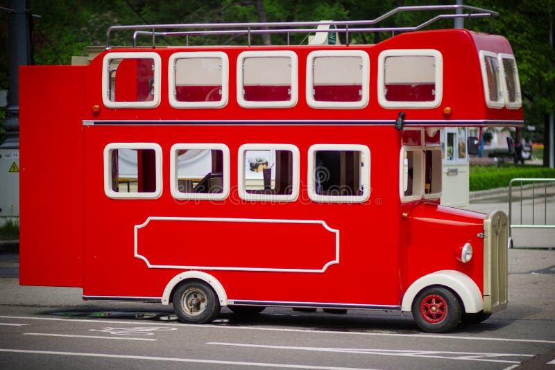 Oude Engelse Bus in Sokolniki-Park Stock Afbeelding - Image of engels ...