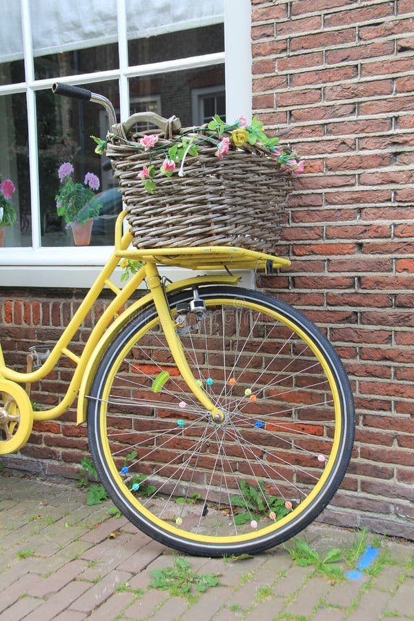 Oude fiets stock afbeelding. Image of vervoer, fiets - 21391443