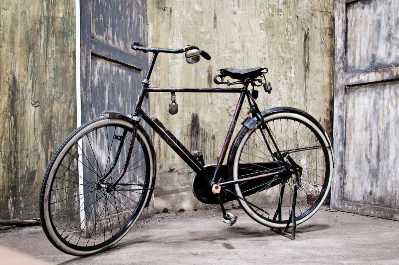 Oude fiets stock afbeelding. Image of zetel, vervoer - 22564059