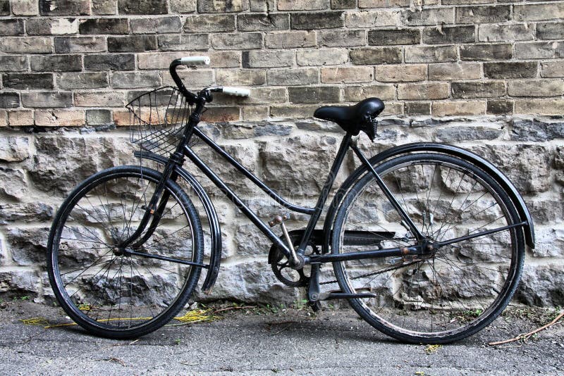 Oude uitstekende fiets stock afbeelding. Image of retro - 24166813