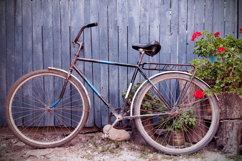 Oude Fiets Dichtbij Een Blauwe Houten Omheining in Dorp Stock ...