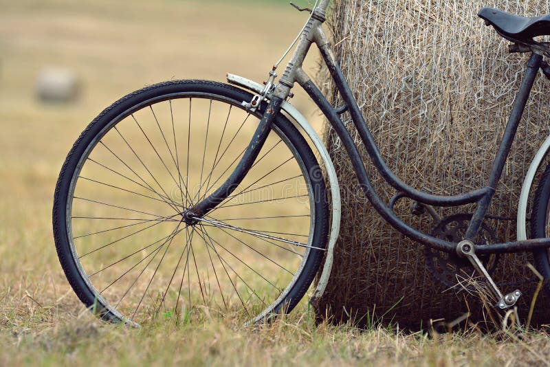 Oude Fiets Met Hooibaal Met Retro Effect Stock Foto - Image of vast ...