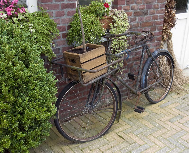Oude fiets met houten doos stock afbeelding. Image of krat - 35404351
