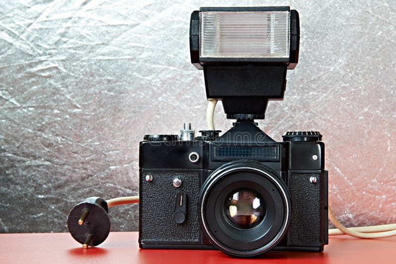 Oude filmcamera en flits stock afbeelding. Image of eenvoudig - 38119857