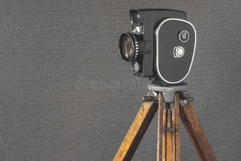 Oude Filmcamera Op Een Driepoot Stock Foto - Image of apparatuur ...
