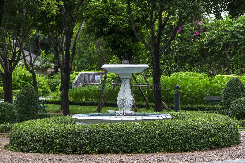 Oude Witte Fontein in Het Park Stock Foto - Image of stad, gras: 148452492