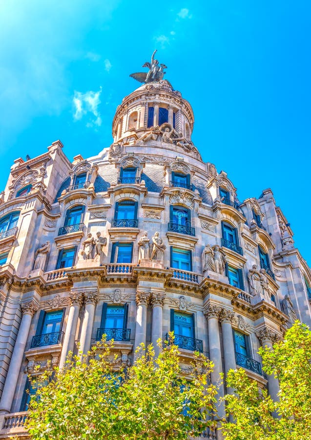 Oude gebouwen in Barcelona redactionele stock afbeelding. Image of ...