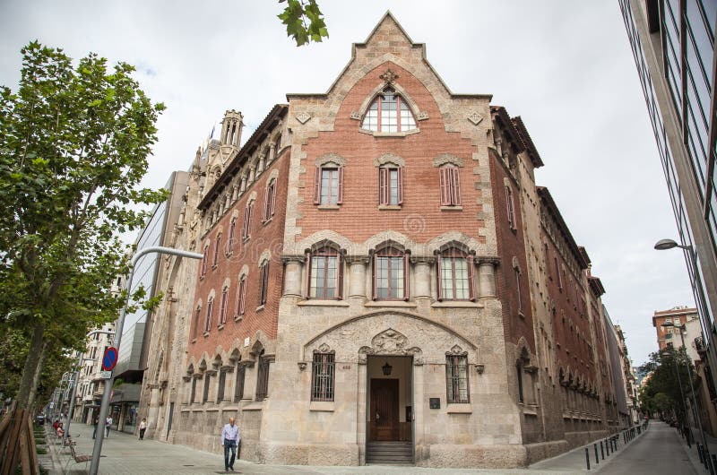 Oude gebouwen Barcelona redactionele afbeelding. Image of spanje - 60977830