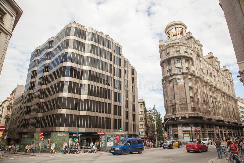 Oude gebouwen Barcelona redactionele stock foto. Image of dichtbevolkt ...