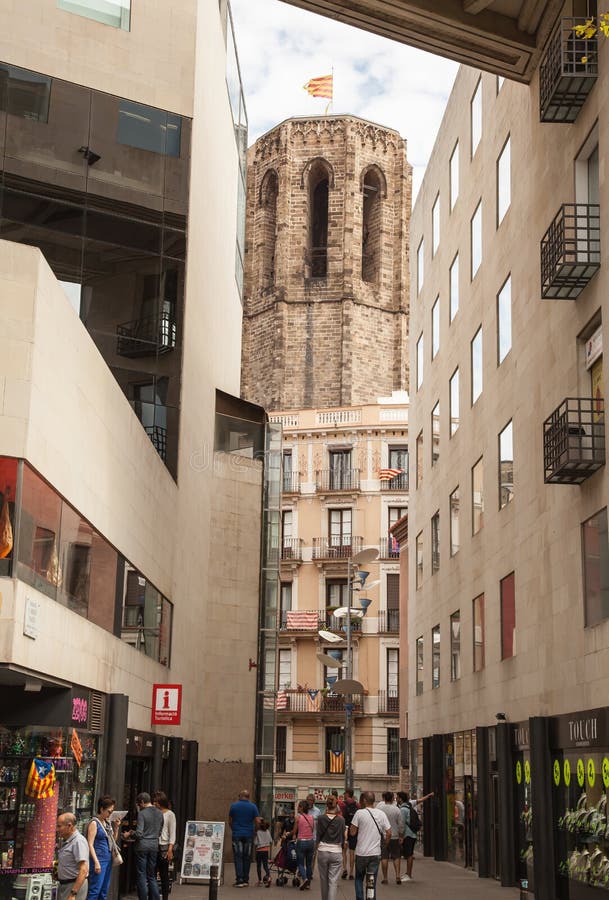 Oude gebouwen Barcelona redactionele stock afbeelding. Image of tweede ...
