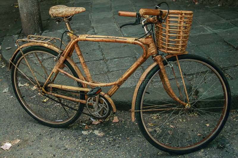 Oude Gekleurde Fiets, Retro Stock Foto - Image of voorwerp, staal: 64683472