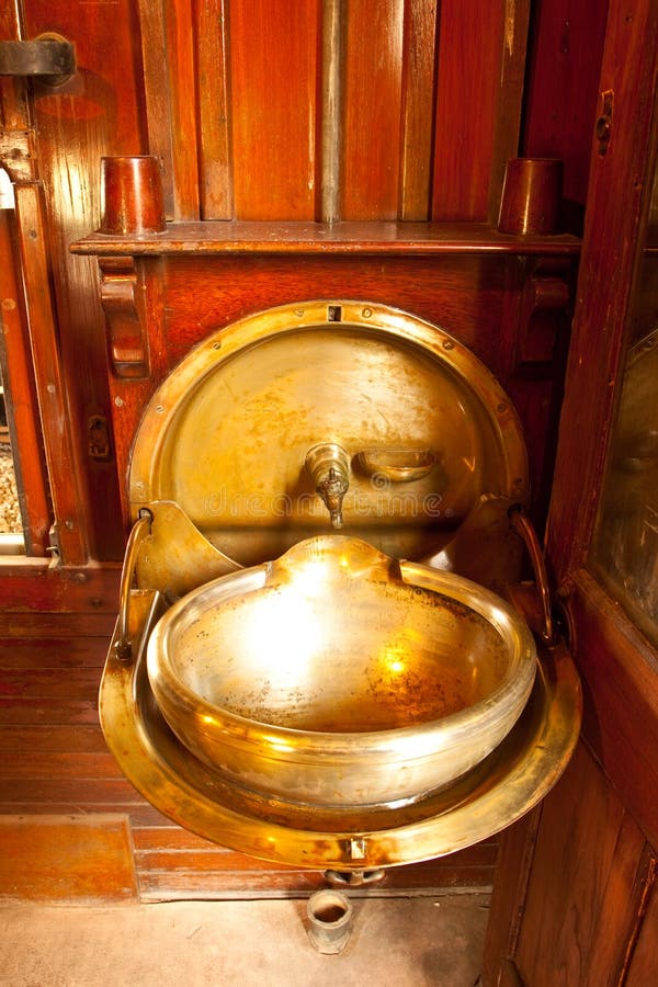 Oude gootsteen stock afbeelding. Image of traditioneel - 17274925