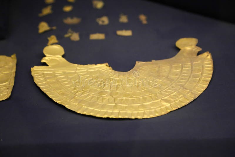 Oude Gouden Halsband Van Douch-schat - Egyptisch Museum Redactionele ...