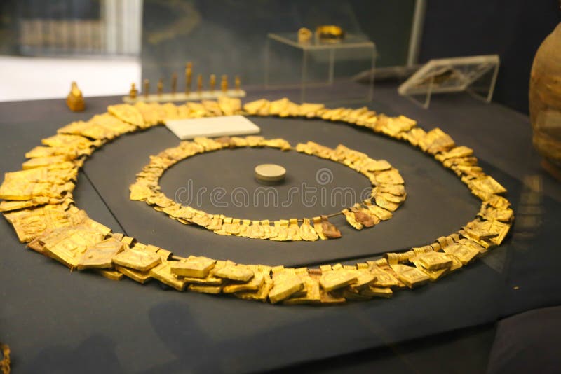 Oude Gouden Juwelen Van Douch-schat - Egyptisch Museum Redactionele ...