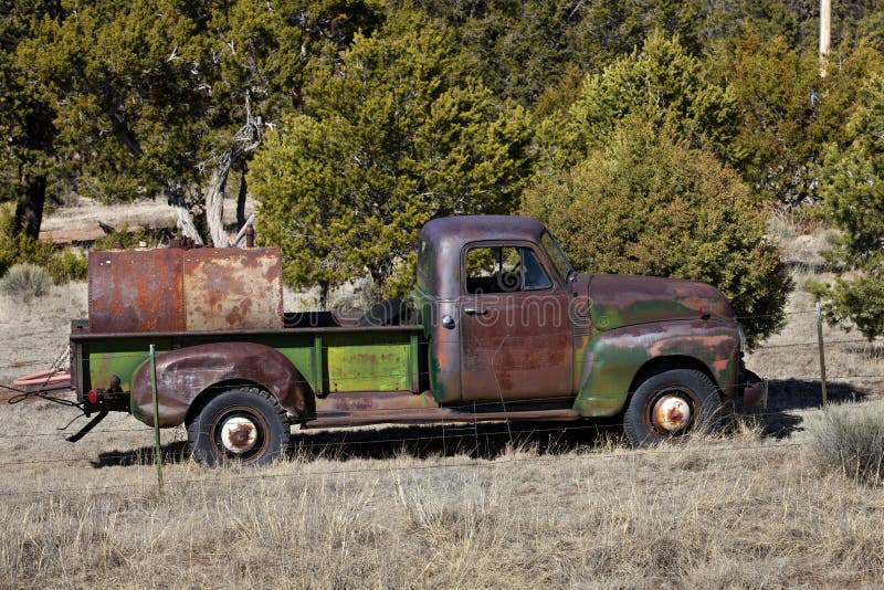 Oude Groene Pick-up Op Boerderij Stock Afbeelding - Image of roestig ...