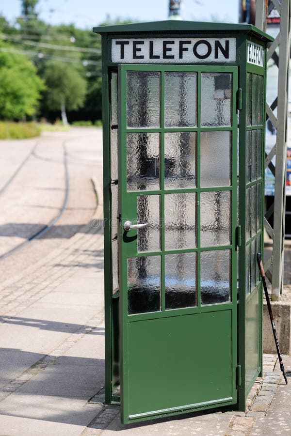 Oude Groene Telefooncel stock afbeelding. Image of spreken - 42954423