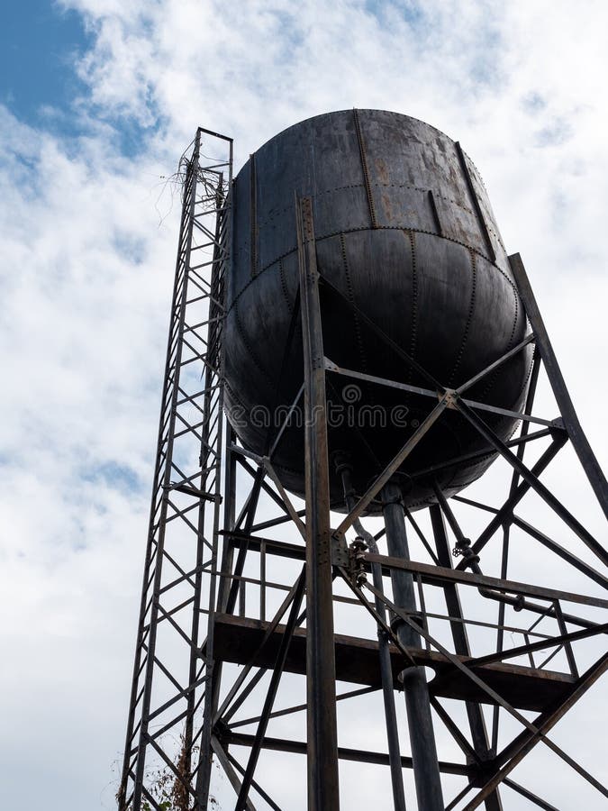 Oude grote watertank stock afbeelding. Image of landelijk - 115159545