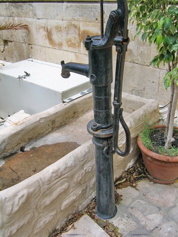 Oude handwaterpomp stock foto. Image of metaal, gesneden - 38343284