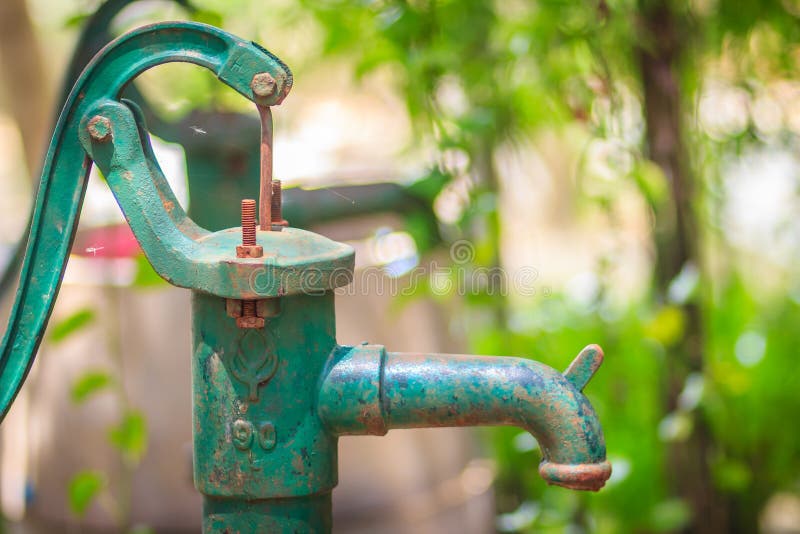 Ouderwetse Waterpomp In Een Dorp Stock Afbeelding - Afbeelding ...