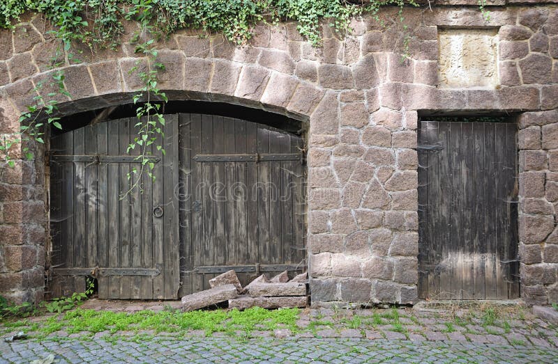 Oude houten deur en poort stock afbeelding. Image of muur - 11620983
