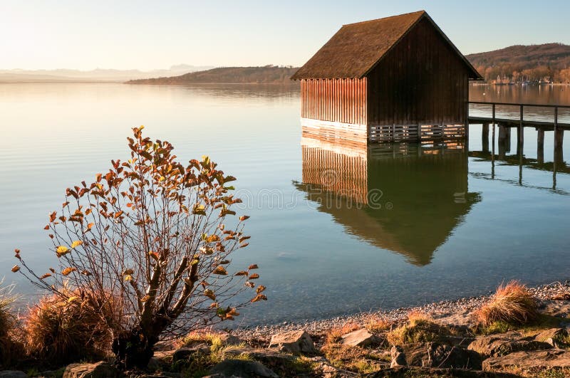 Bij het meer stock foto. Image of cabine, bijtend, najaar - 29843324