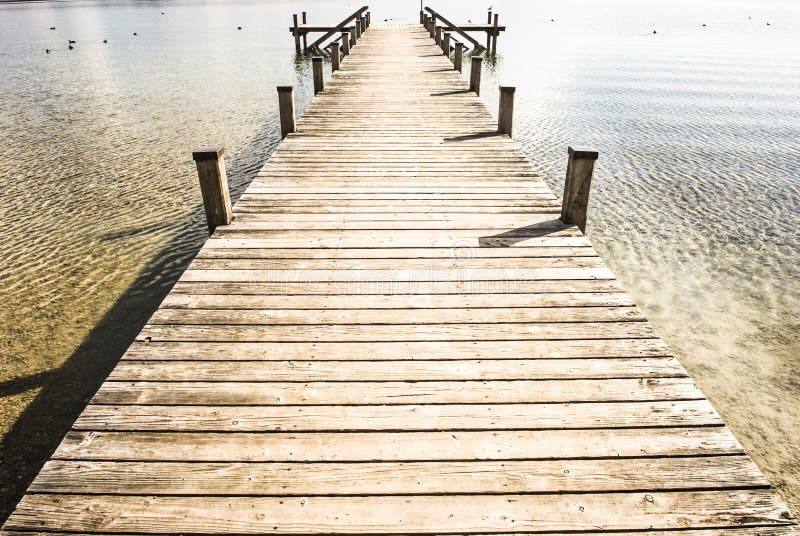 Oude houten pier stock foto. Image of zonlicht, niemand - 30267396
