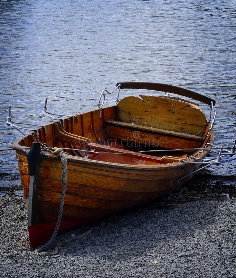 Houten Roeiboot Voor Waterreis Op Kust Van Biograd-meer Het Nationale ...