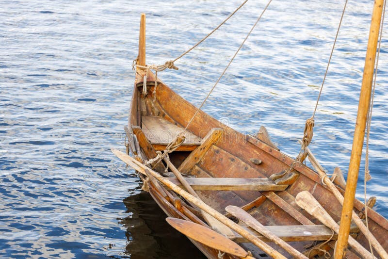 Oude Houten Roeiboot Die In Natuurlijk Meer Dalen Stock Afbeelding ...
