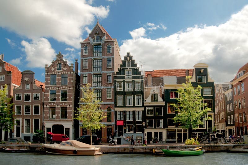 Oude huizen in Amsterdam stock foto. Image of plaats - 22484160