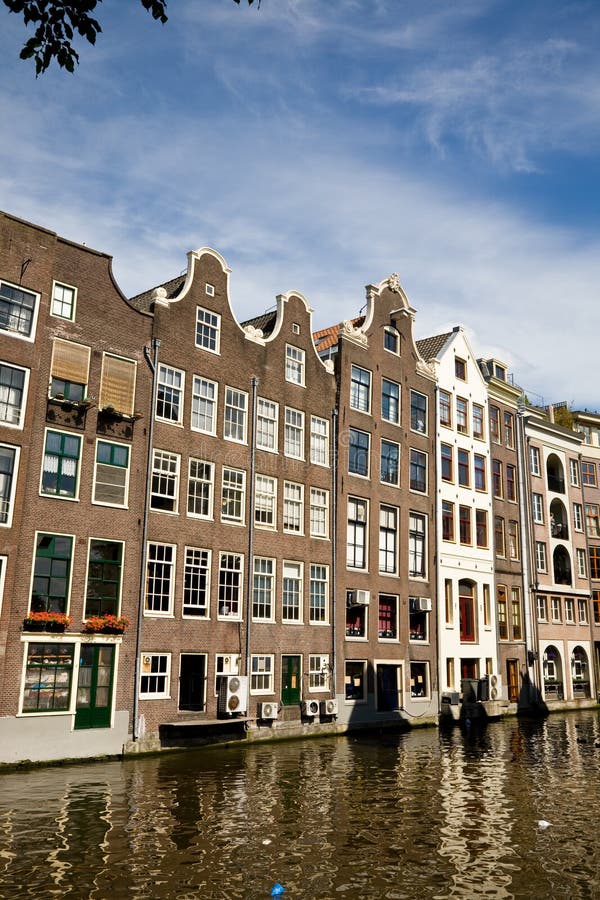 Oude huizen, Amsterdam stock foto. Image of huis, water - 25836998