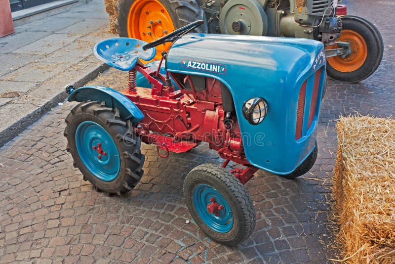 Oude Italiaanse tractor redactionele stock foto. Image of landbouw ...