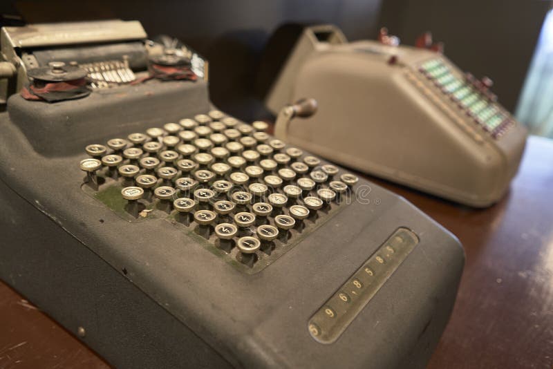 Oude kassa in een winkel stock foto. Image of gevormd - 128697556