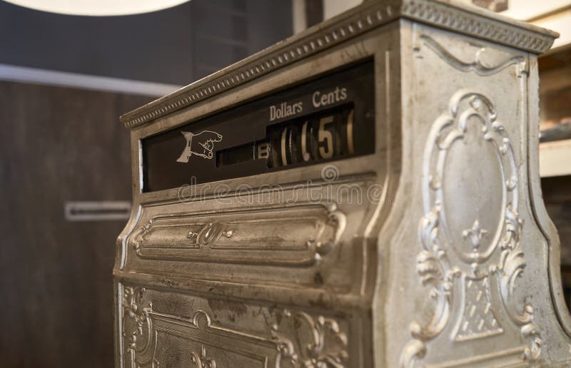Oude kassa in een winkel stock foto. Image of gevormd - 128697556