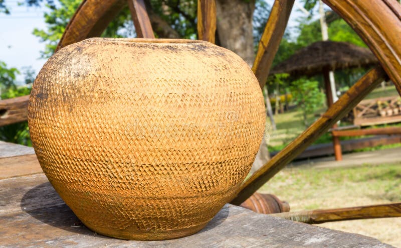 Oude klei uitstekende pot stock afbeelding. Image of verouderd - 35096907