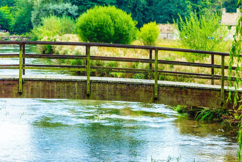 Oude Kleine Brug Over Rivier in Groene Tuin Stock Afbeelding - Image of ...