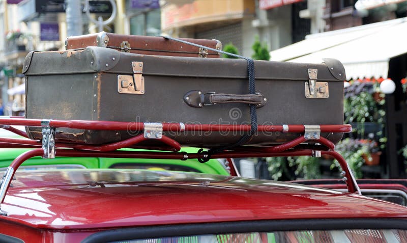 Oude Koffer Op Het Dak Van De Auto Stock Foto - Image of geïsoleerd ...